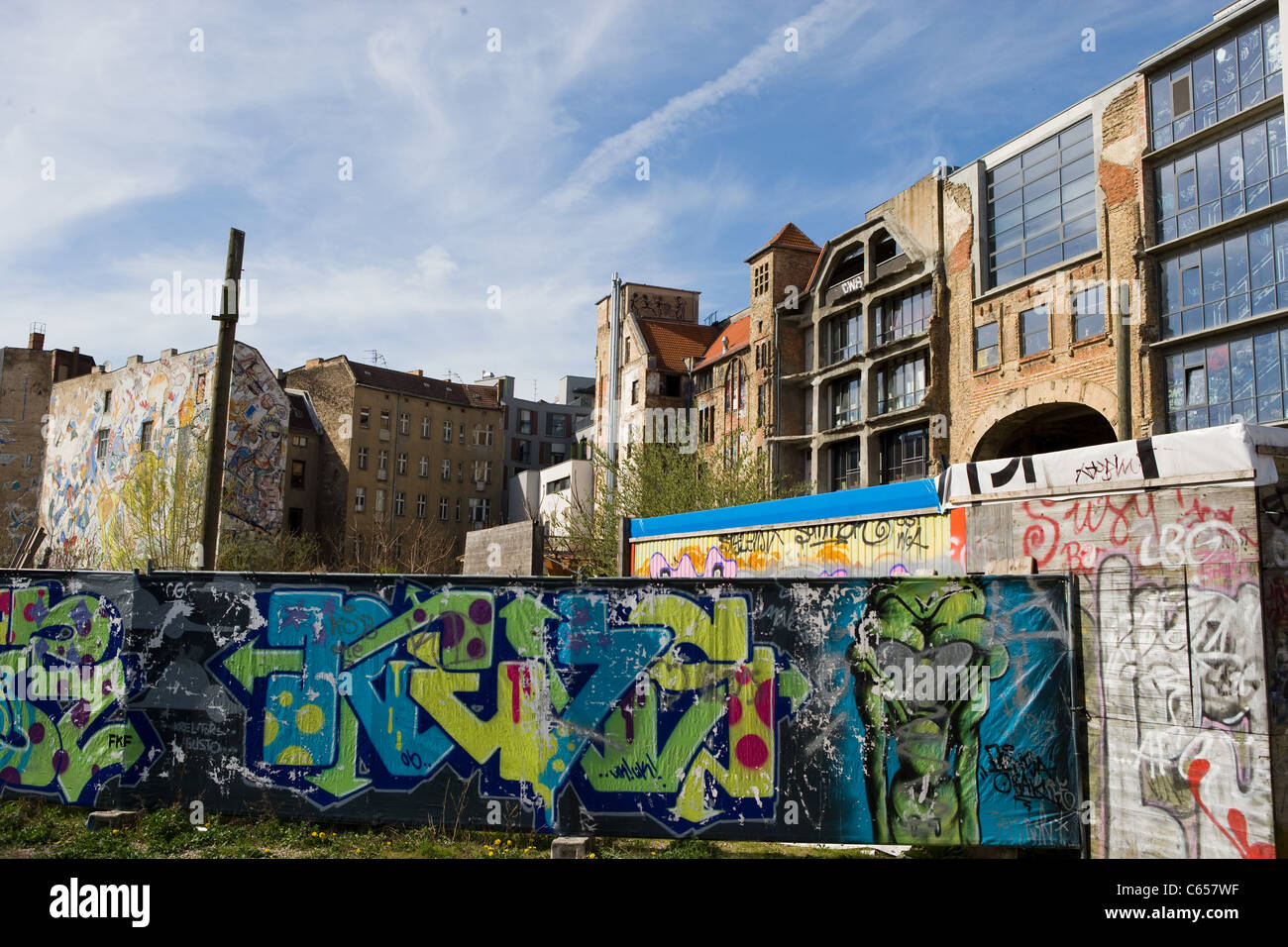 Graffiti on berlin wall hi-res stock photography and images - Alamy
