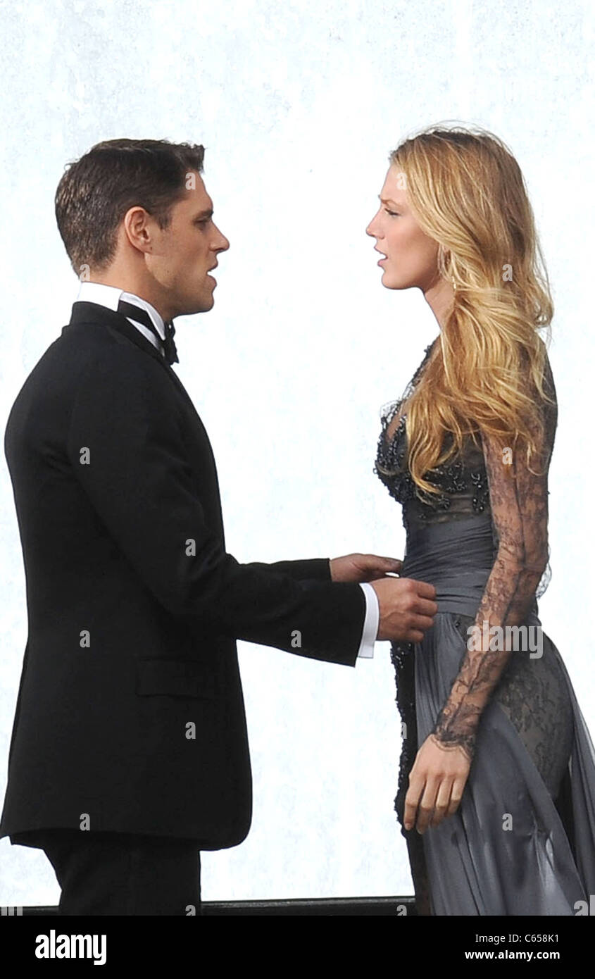 Sam Page, Blake Lively out and about for GOSSIP GIRL Season Four ...