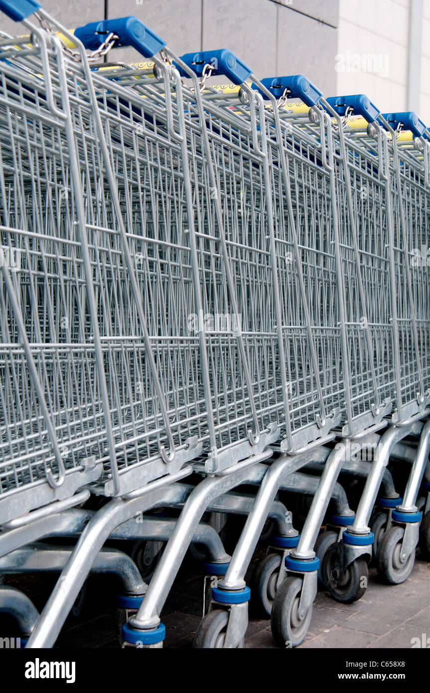 Supermarket carts hi-res stock photography and images - Alamy