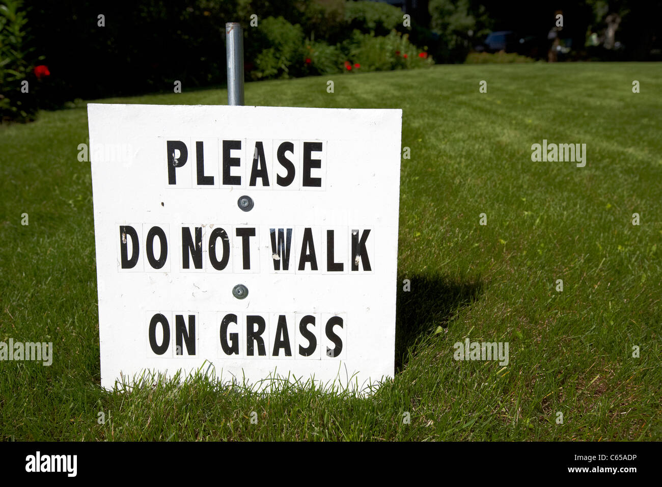 Please do not cross the lawn hi-res stock photography and images - Alamy