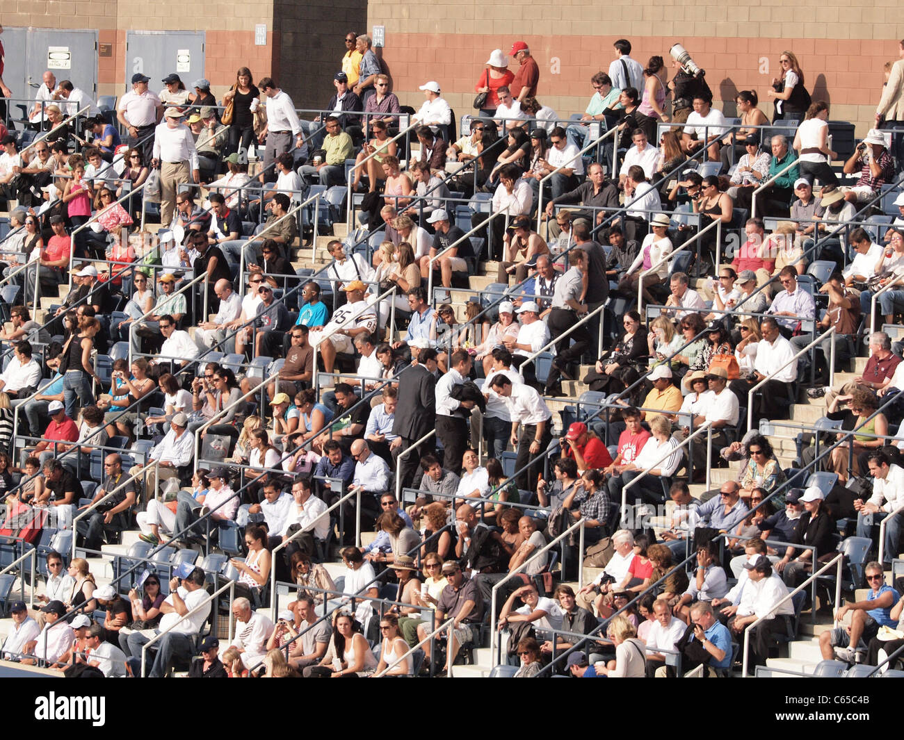Crowd attendance hi-res stock photography and images - Alamy