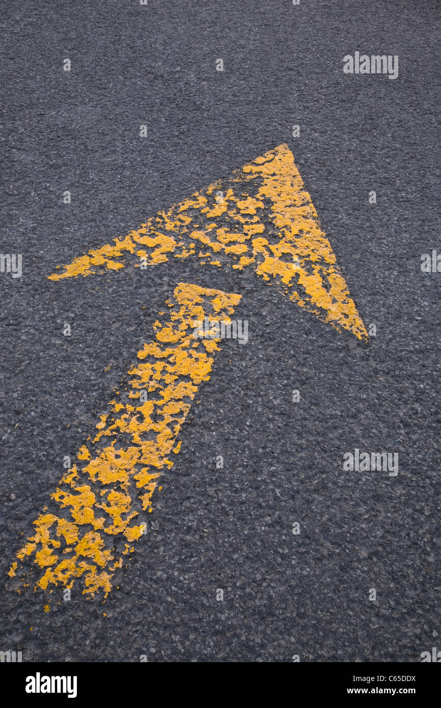 Yellow arrow on sign hi-res stock photography and images - Alamy