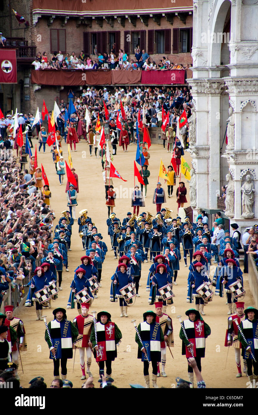 Palio di siena historical parade hi-res stock photography and images ...