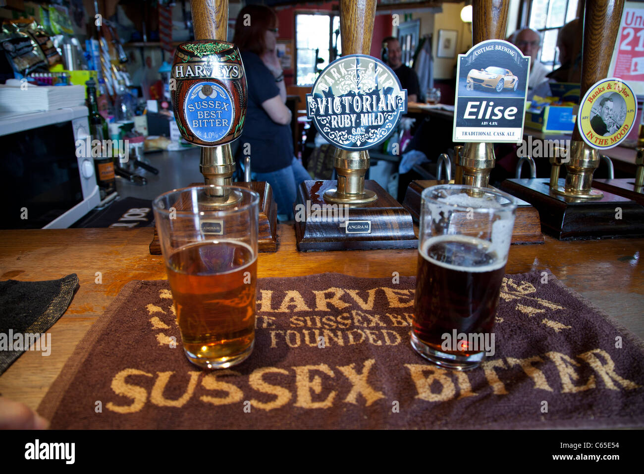 Traditional english pub interior hi-res stock photography and images ...