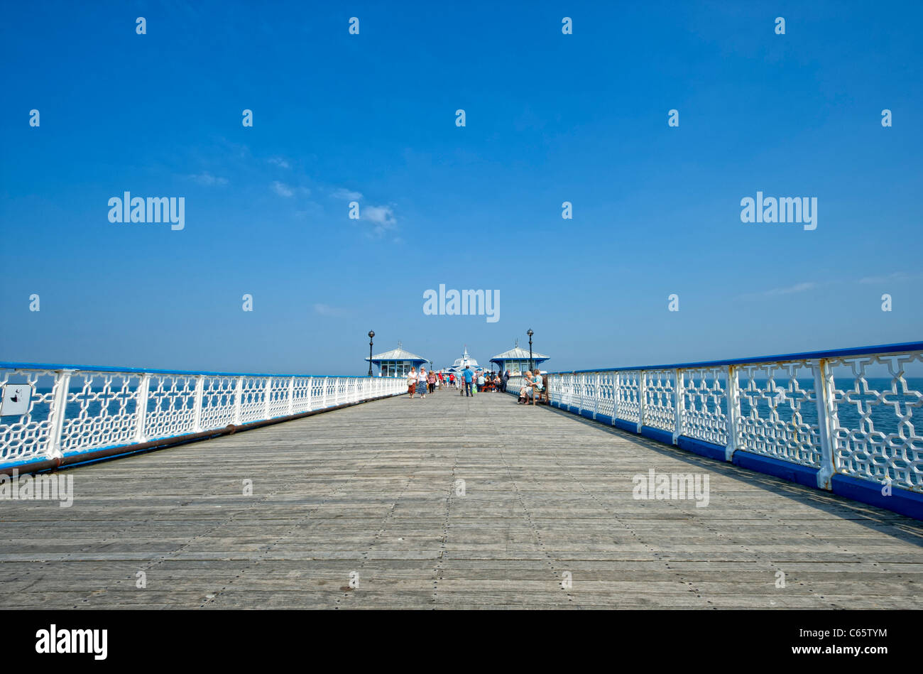 British pier side view hi-res stock photography and images - Alamy