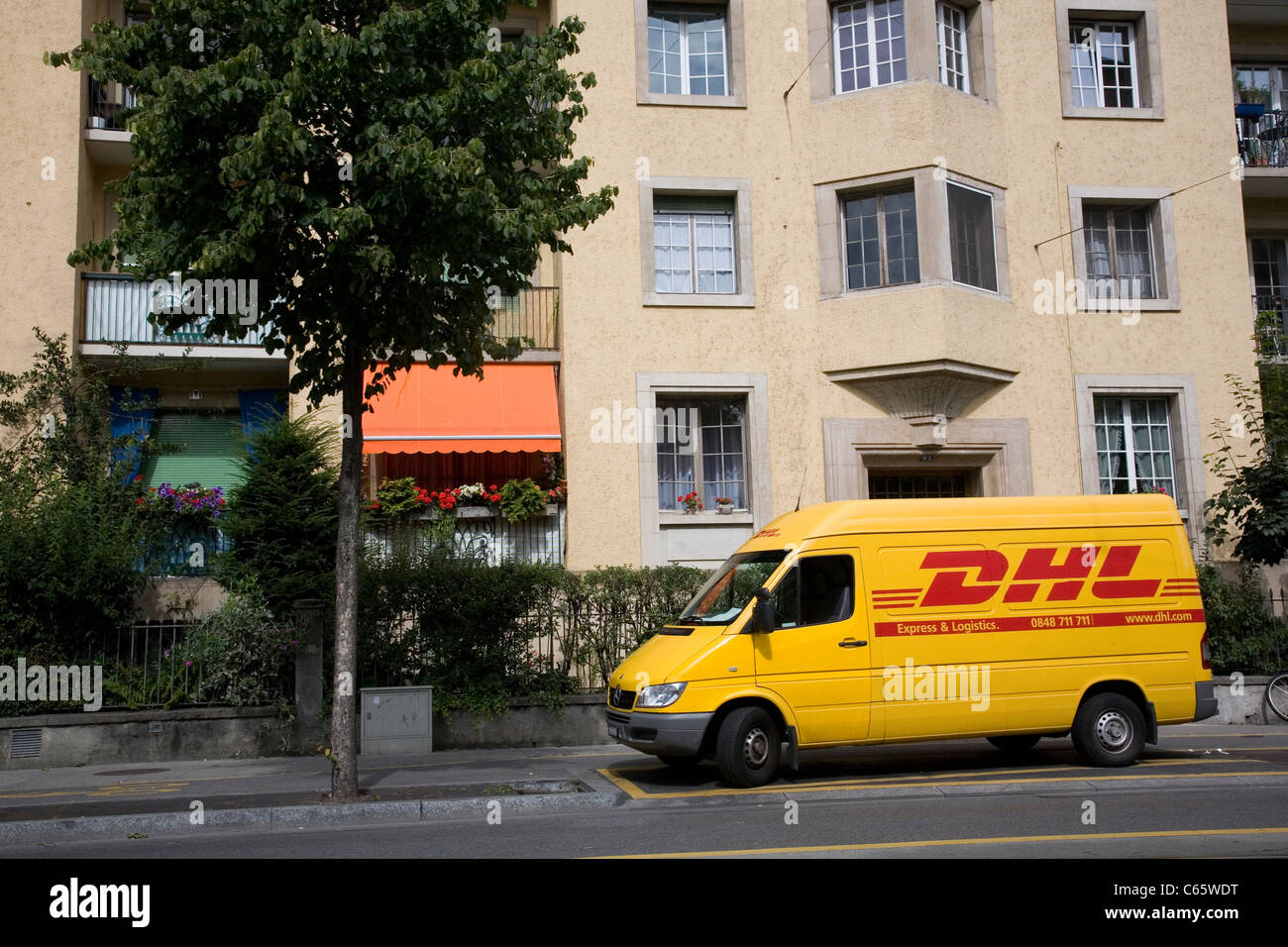 Yellow dhl van hi-res stock photography and images - Alamy