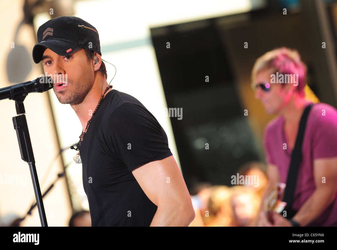 Enrique Iglesias Singing High Resolution Stock Photography and Images ...