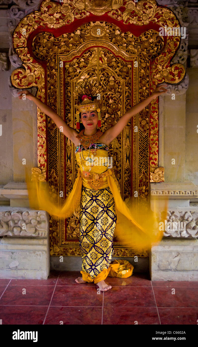 Traditional Balinese Dancer at temple Stock Photo - Alamy