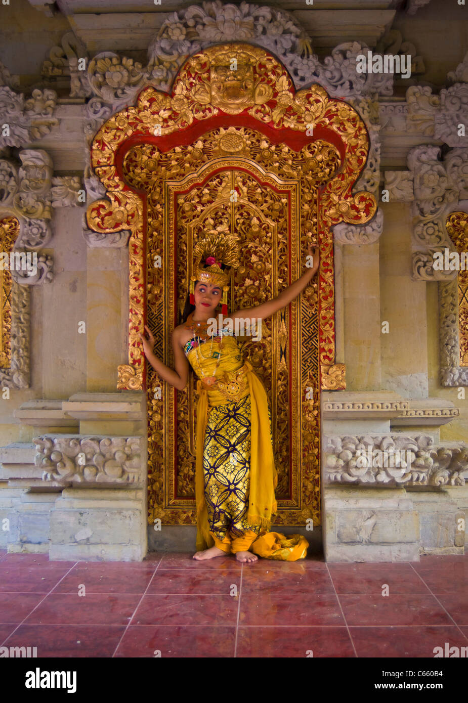 Traditional Balinese Dancer at temple Stock Photo - Alamy