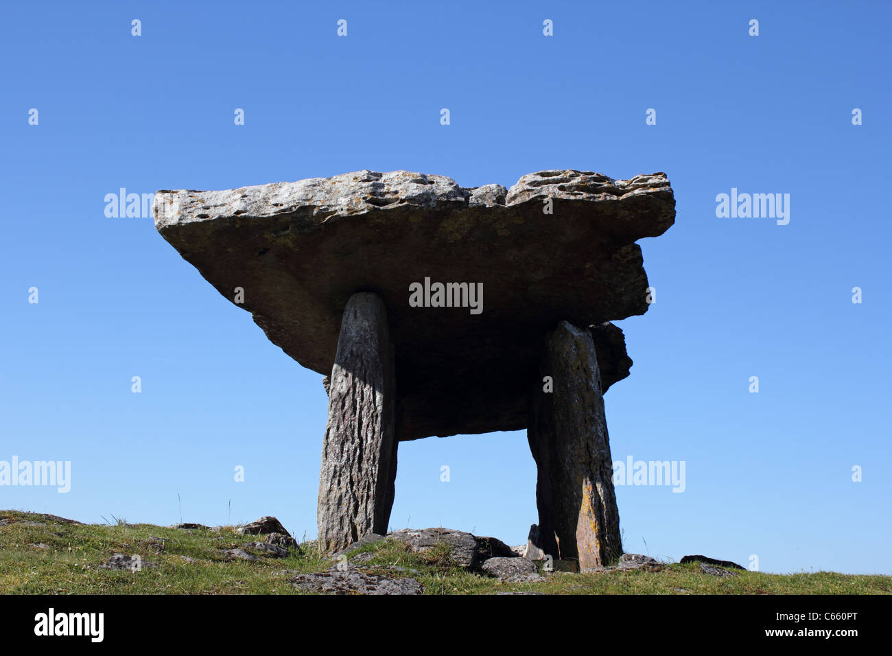 Poulnabrone Dolmen, the Burren, County Clare, Ireland Stock Photo - Alamy