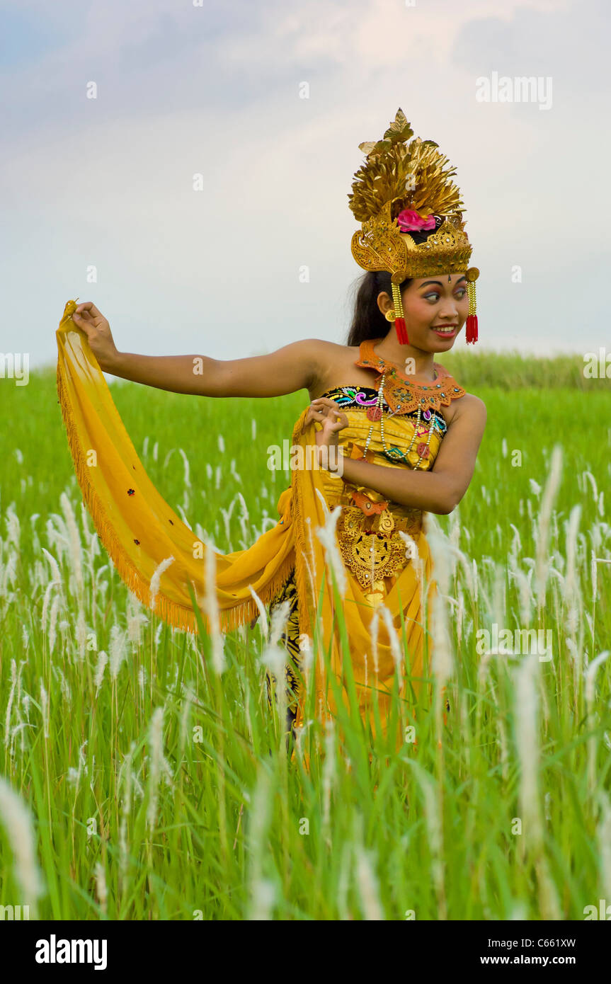Traditional Balinese Dancer outdoors in long grass Stock Photo - Alamy