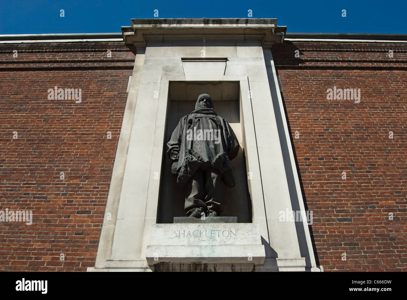 charles sargeant jagger's 1932 statue of polar explorer ernest ...
