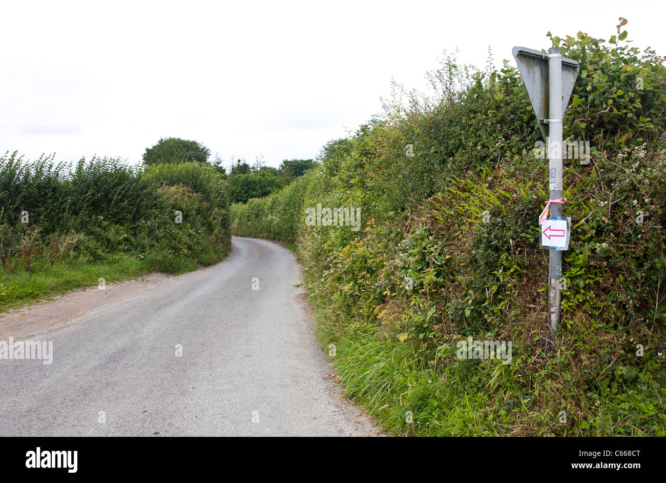 Pedestrians arrow sign hi-res stock photography and images - Alamy