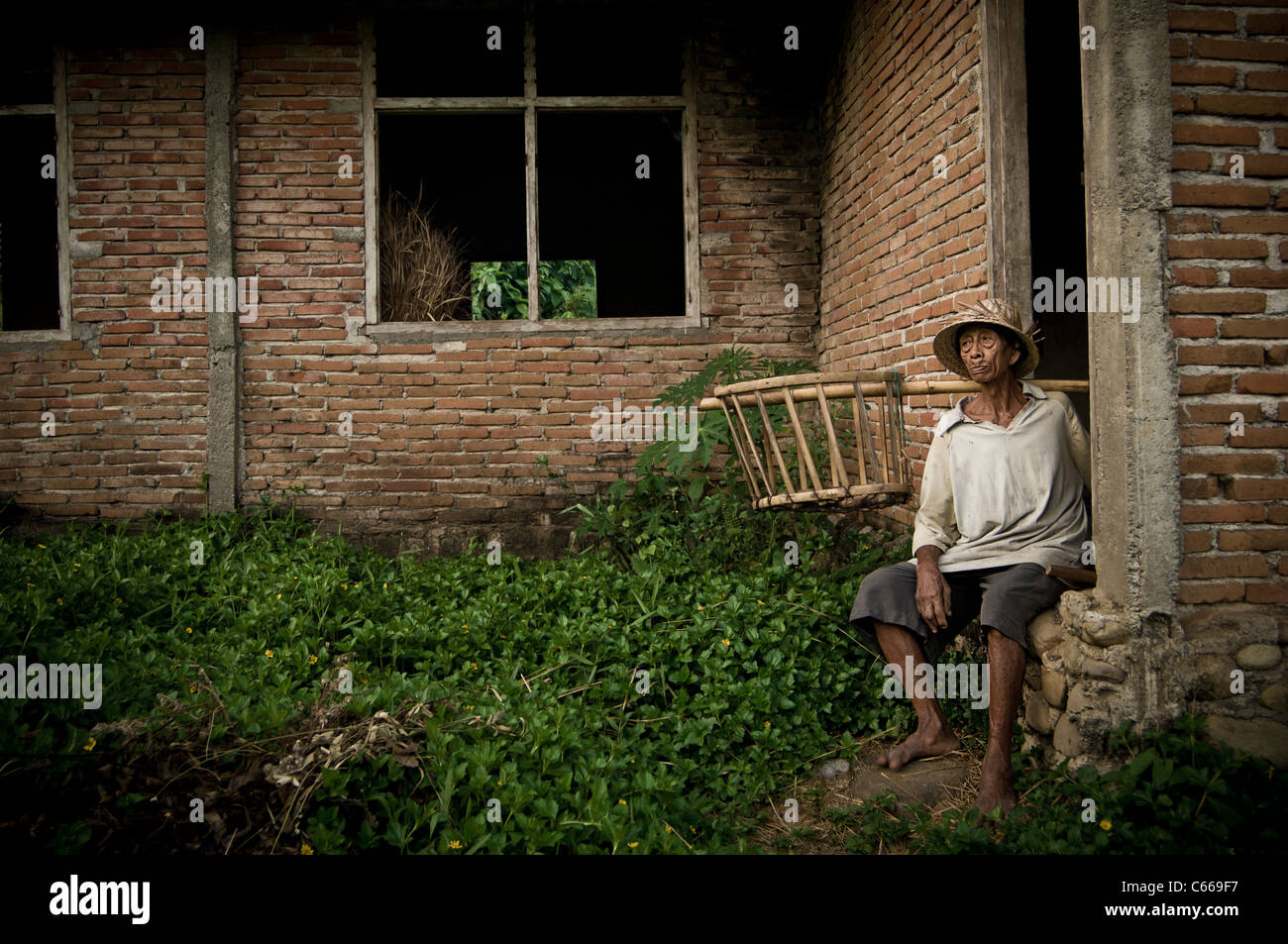 Balinese farmer and weaver in a derelict farm building Stock Photo - Alamy