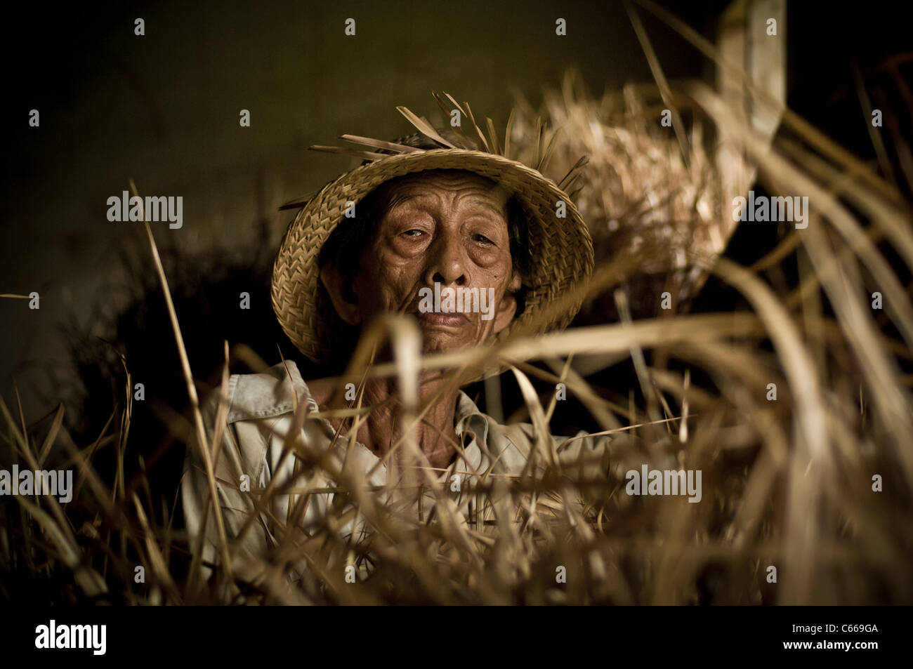 Balinese traditional weaver hi-res stock photography and images - Alamy