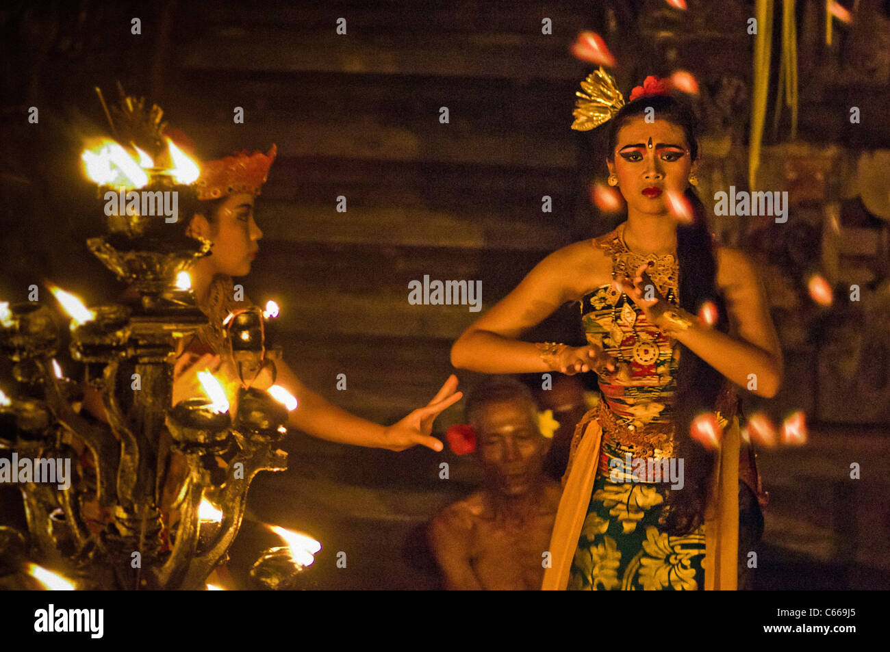 Balinese dancer performing Fire dance Stock Photo - Alamy
