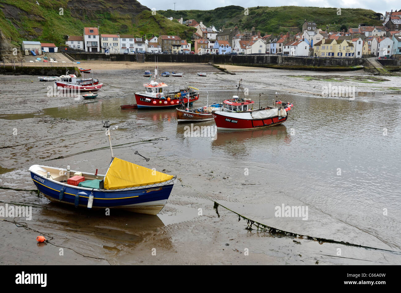 Staithes low tide hi-res stock photography and images - Alamy