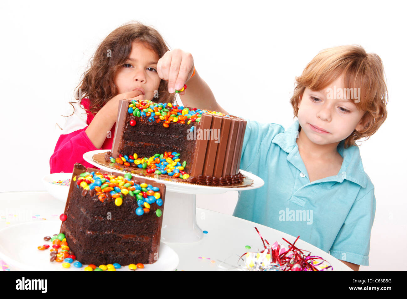 A couple of kids enjoy a chocolate cake Stock Photo - Alamy