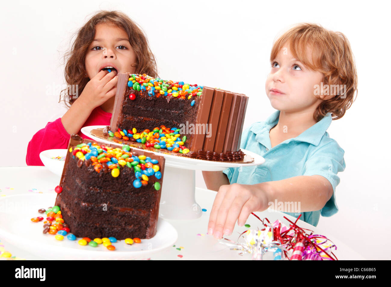 A couple of kids enjoy a chocolate cake Stock Photo - Alamy