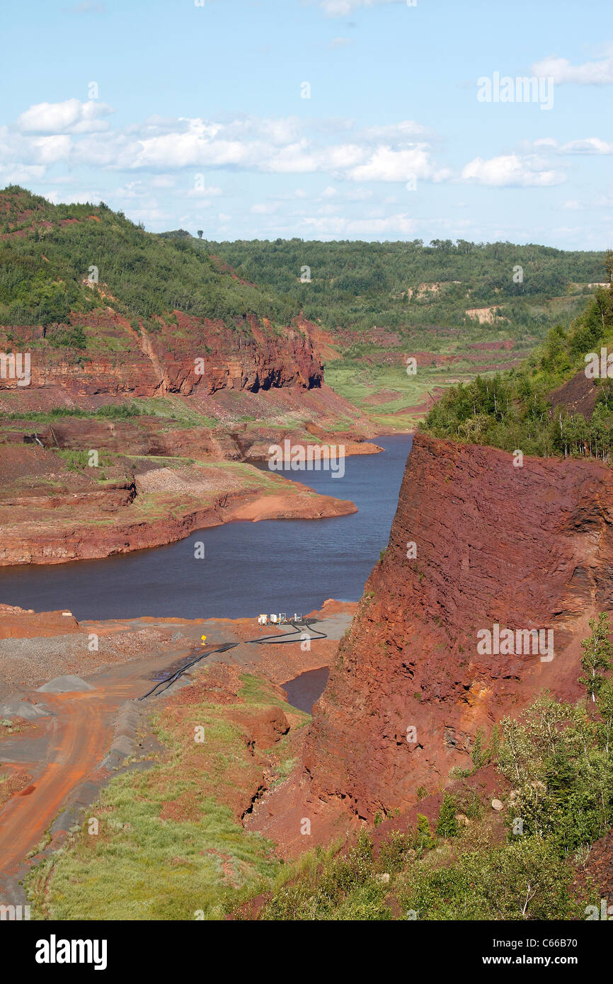 Hull–Rust–Mahoning Open Pit Iron Mine, red rock edges of older mined ...