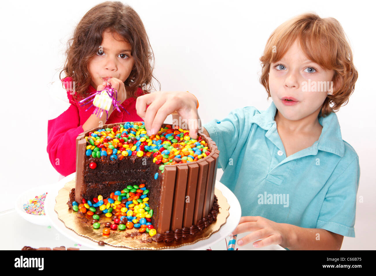A couple of kids enjoy a chocolate cake Stock Photo - Alamy