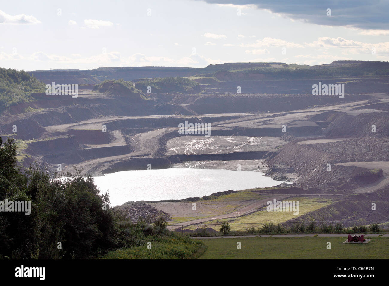 Hull–Rust–Mahoning Open Pit Iron Mine, water drainage forms "lake" at ...
