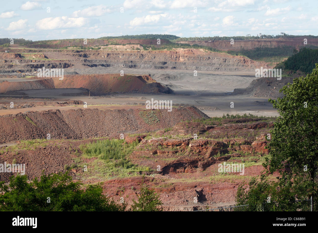 Hull–Rust–Mahoning Open Pit Iron Mine, benches in working part of mine Stock Photo - Alamy