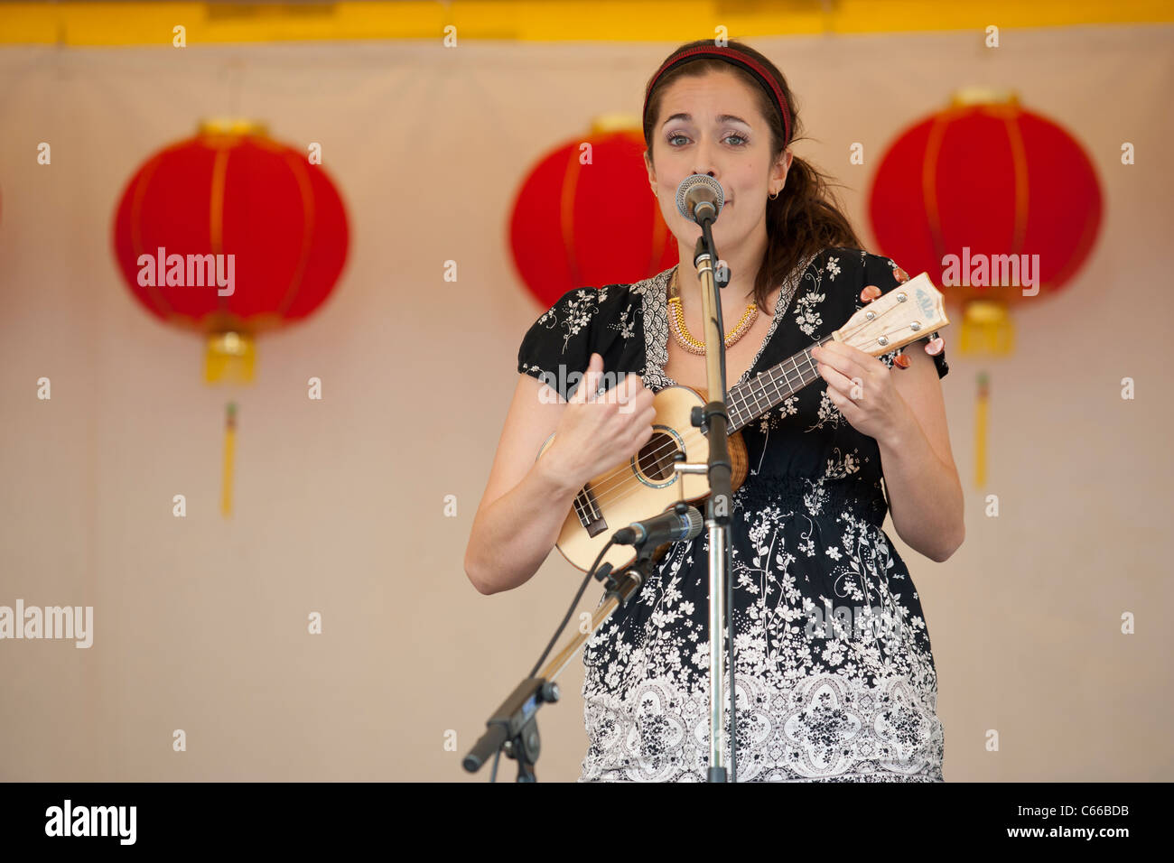 Female singer hi-res stock photography and images - Alamy