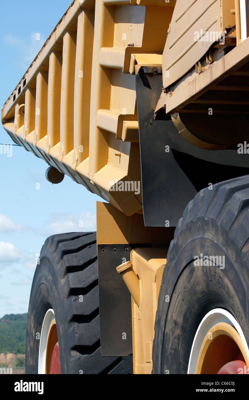Hull–Rust–Mahoning Open Pit Iron Mine, large haul truck on display at ...