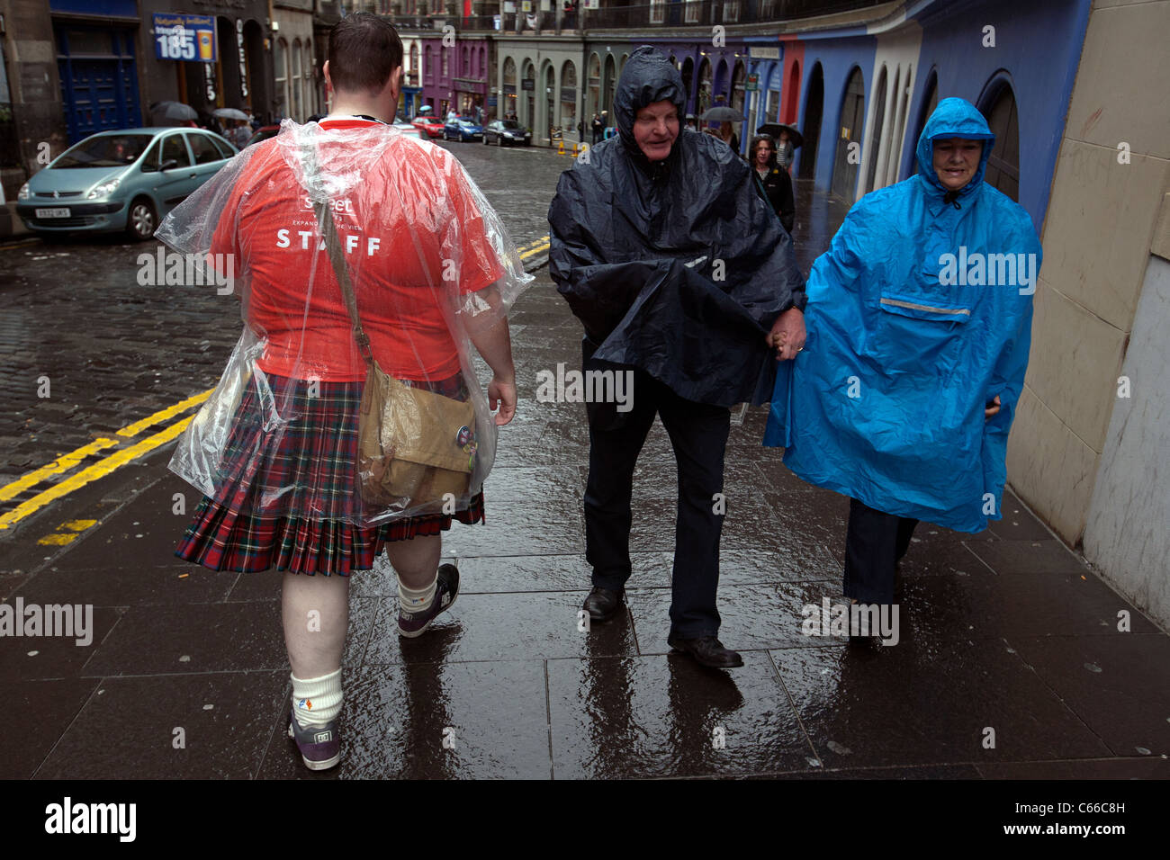 rain and tourists in edinburgh scotland Stock Photo - Alamy