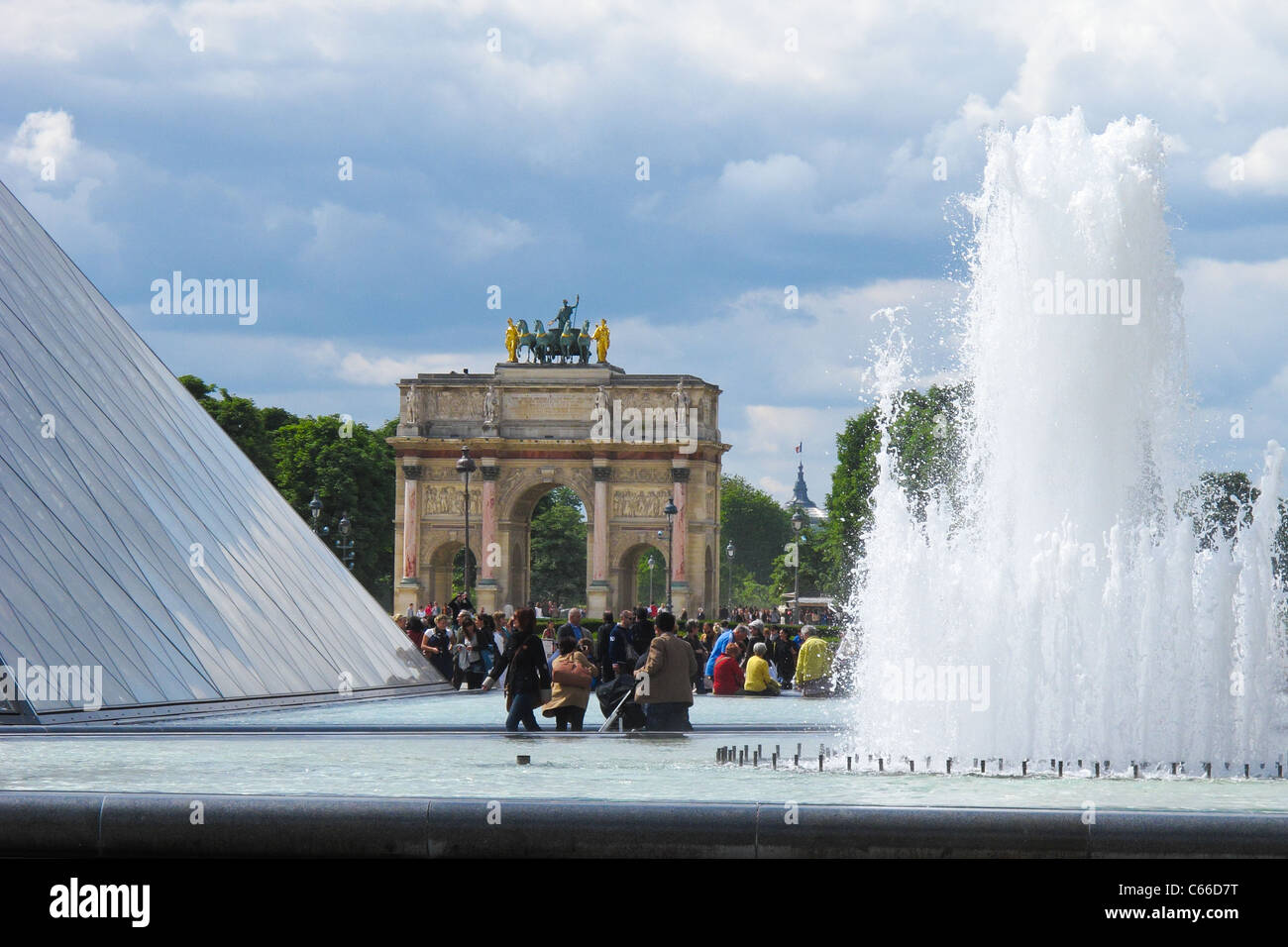 Cour Napoleon with the Pyramide and Arc du Triomphe du Carrousel in ...