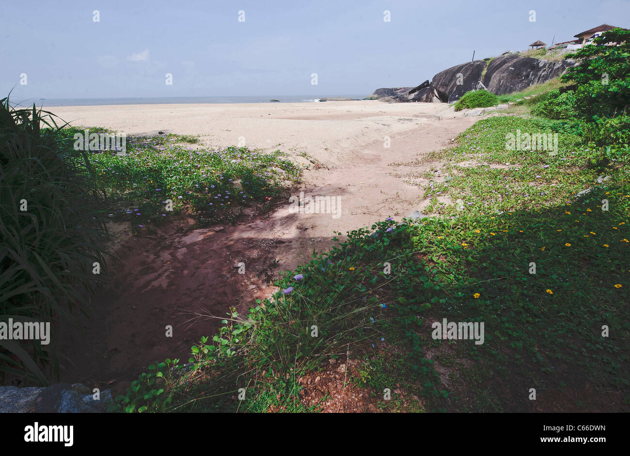 Crowded beach hi-res stock photography and images - Alamy