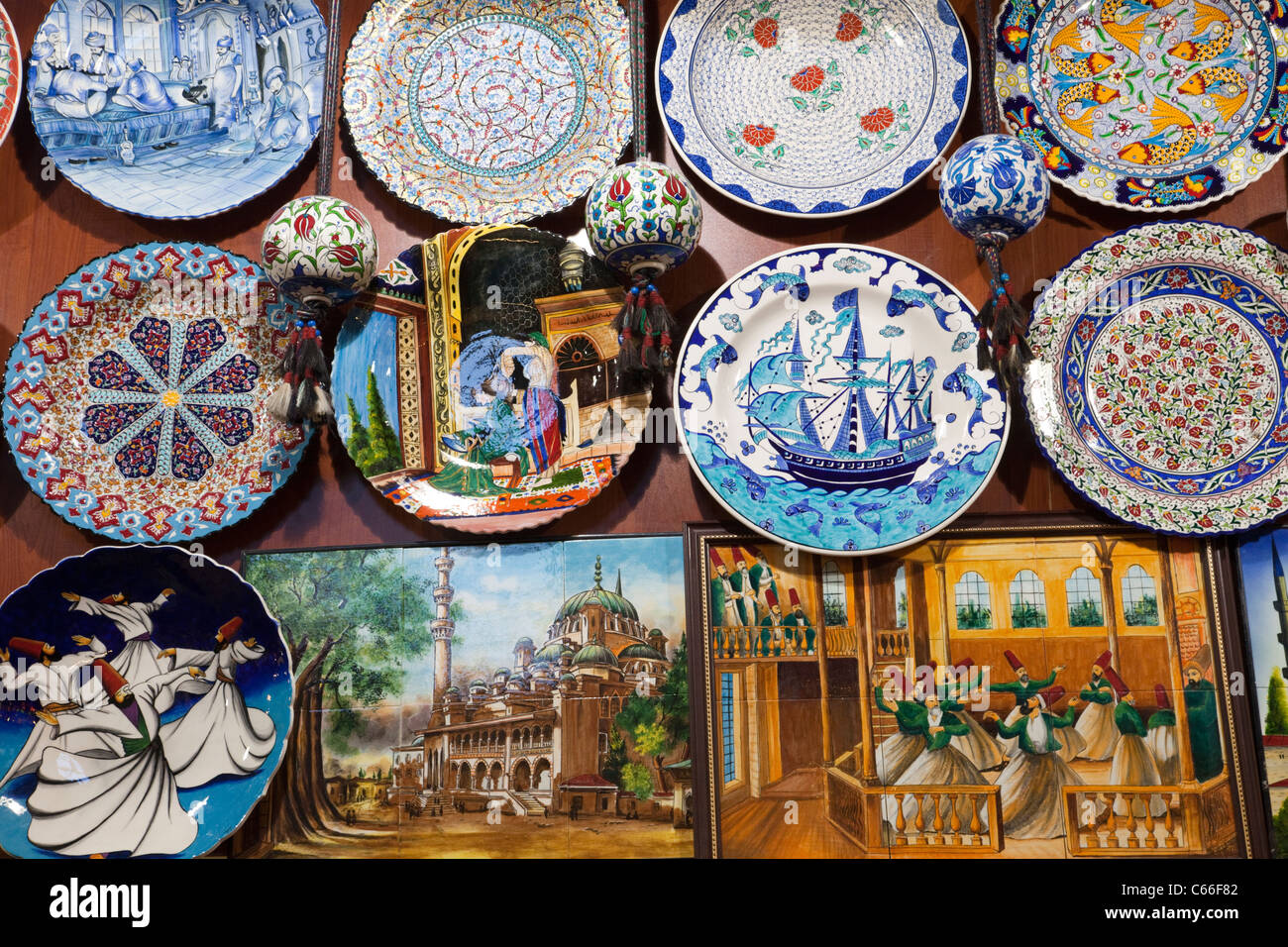 Plates crockery souvenir souvenirs hi-res stock photography and images ...