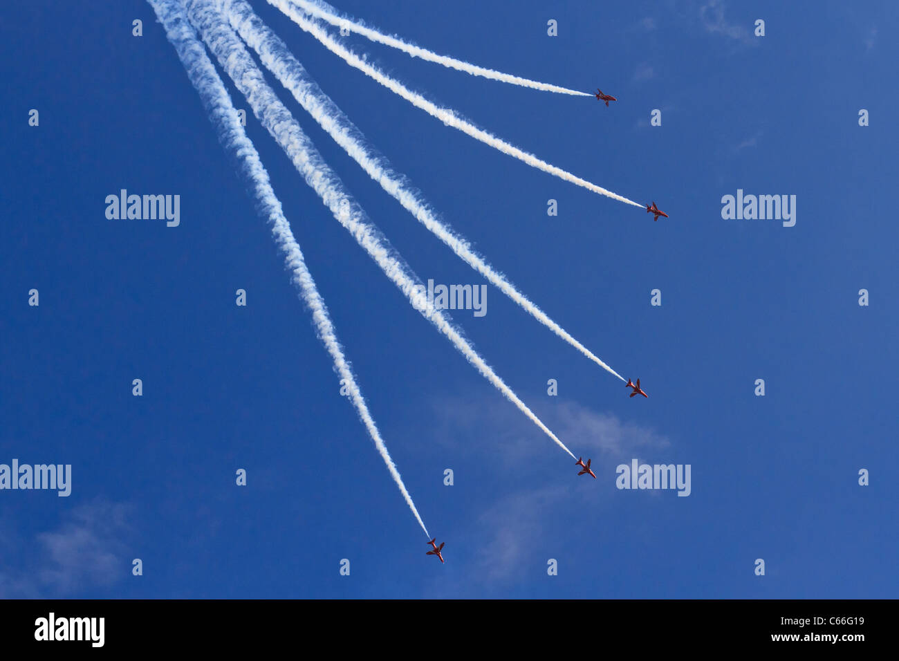 Red arrows manoeuvre hi-res stock photography and images - Alamy