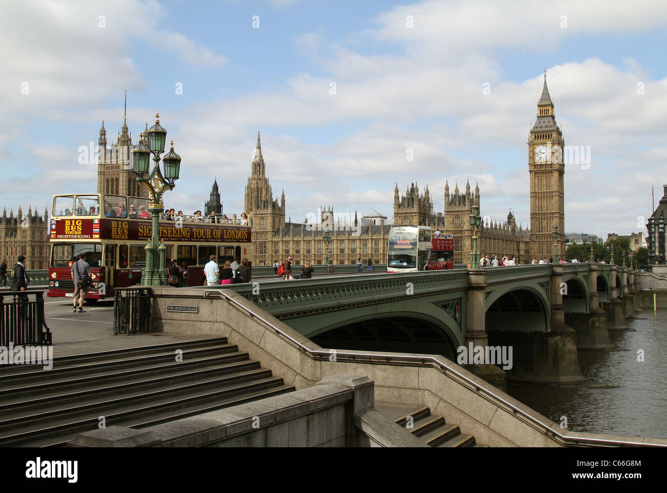 Tall building near london bridge hi-res stock photography and images ...