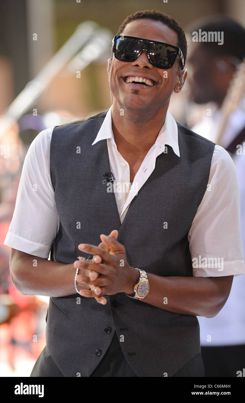 Maxwell on stage for NBC Today Show Concert with MAXWELL, Rockefeller ...