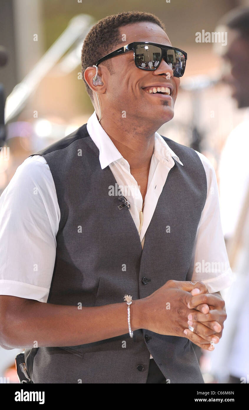 Maxwell on stage for NBC Today Show Concert with MAXWELL, Rockefeller ...