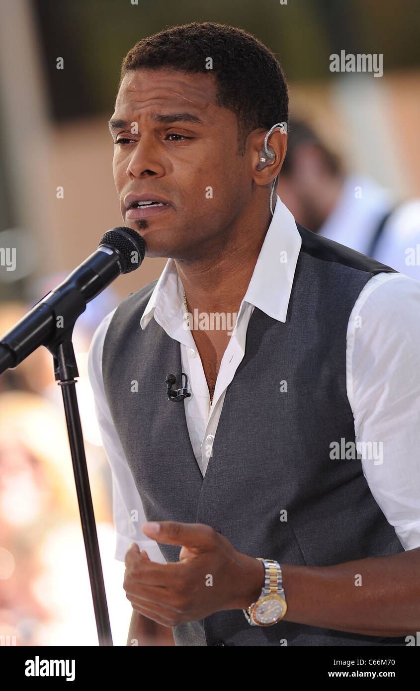 Maxwell on stage for NBC Today Show Concert with MAXWELL, Rockefeller ...