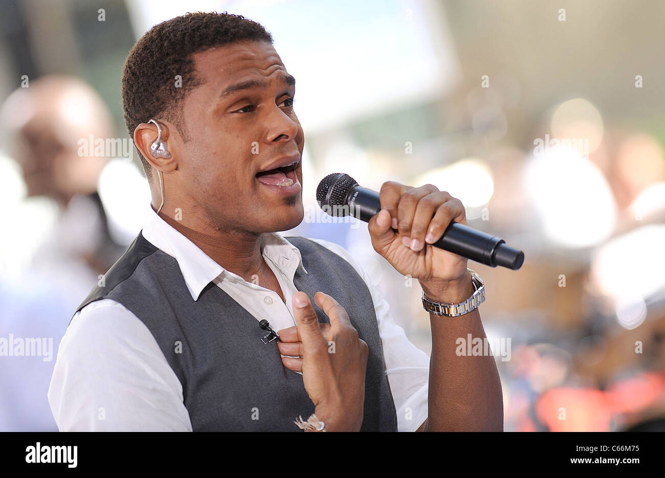 Maxwell on stage for NBC Today Show Concert with MAXWELL, Rockefeller ...