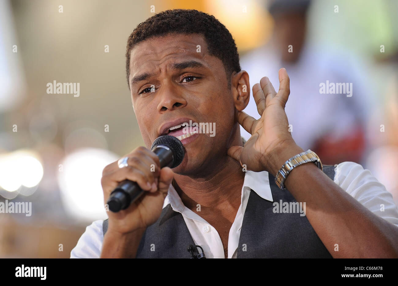 Maxwell on stage for NBC Today Show Concert with MAXWELL, Rockefeller ...
