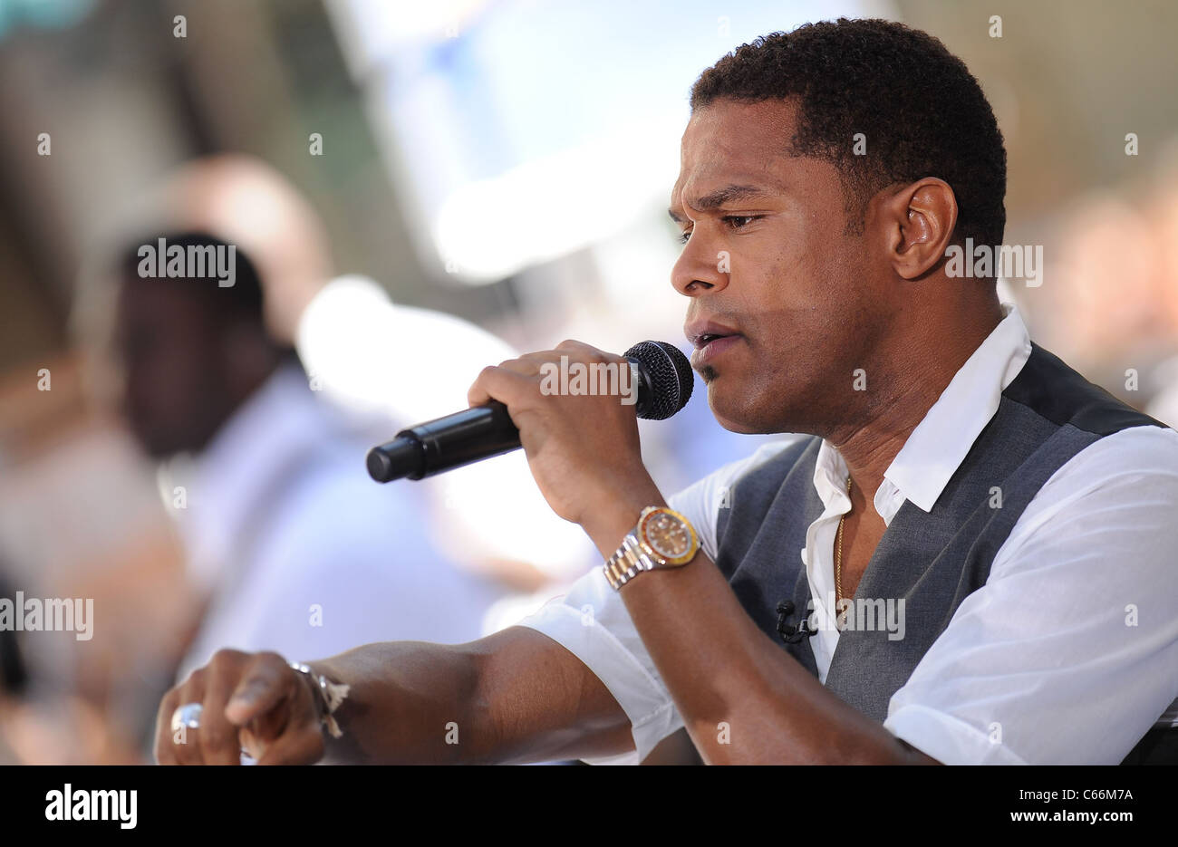 Maxwell on stage for NBC Today Show Concert with MAXWELL, Rockefeller ...