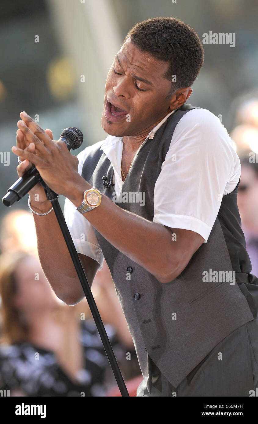 Maxwell on stage for NBC Today Show Concert with MAXWELL, Rockefeller ...