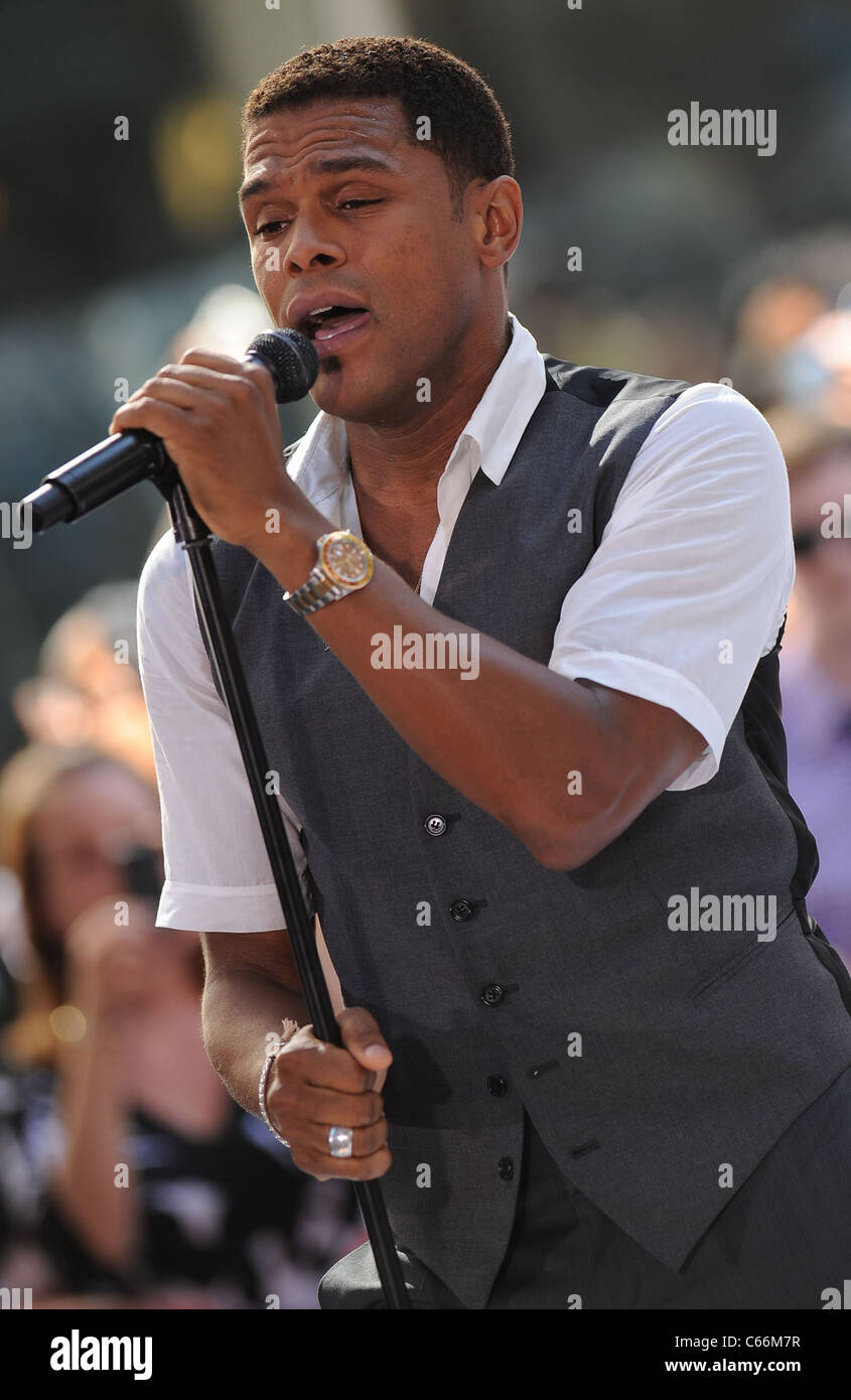 Maxwell on stage for NBC Today Show Concert with MAXWELL, Rockefeller ...
