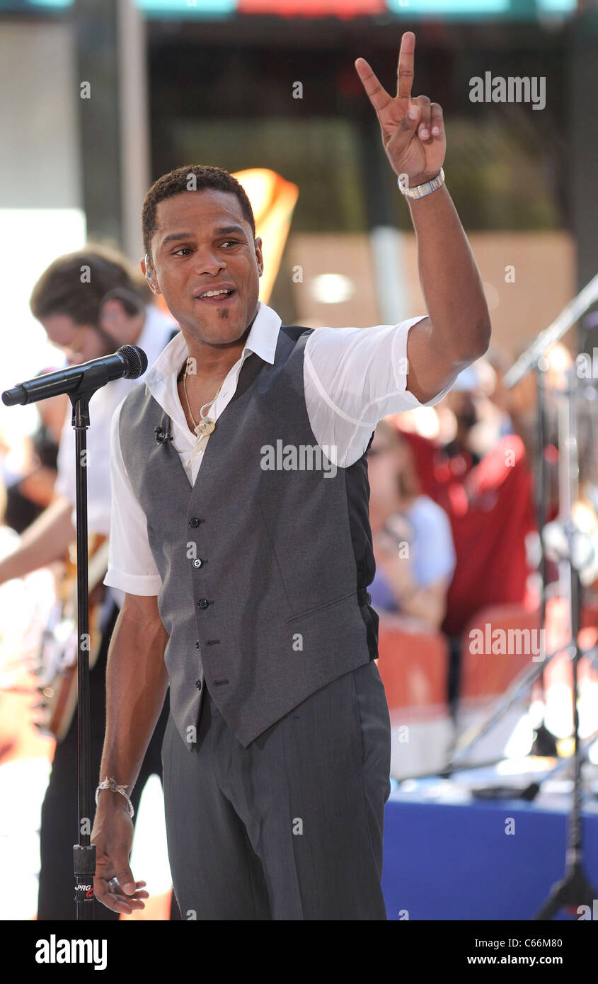 Maxwell on stage for NBC Today Show Concert with MAXWELL, Rockefeller ...