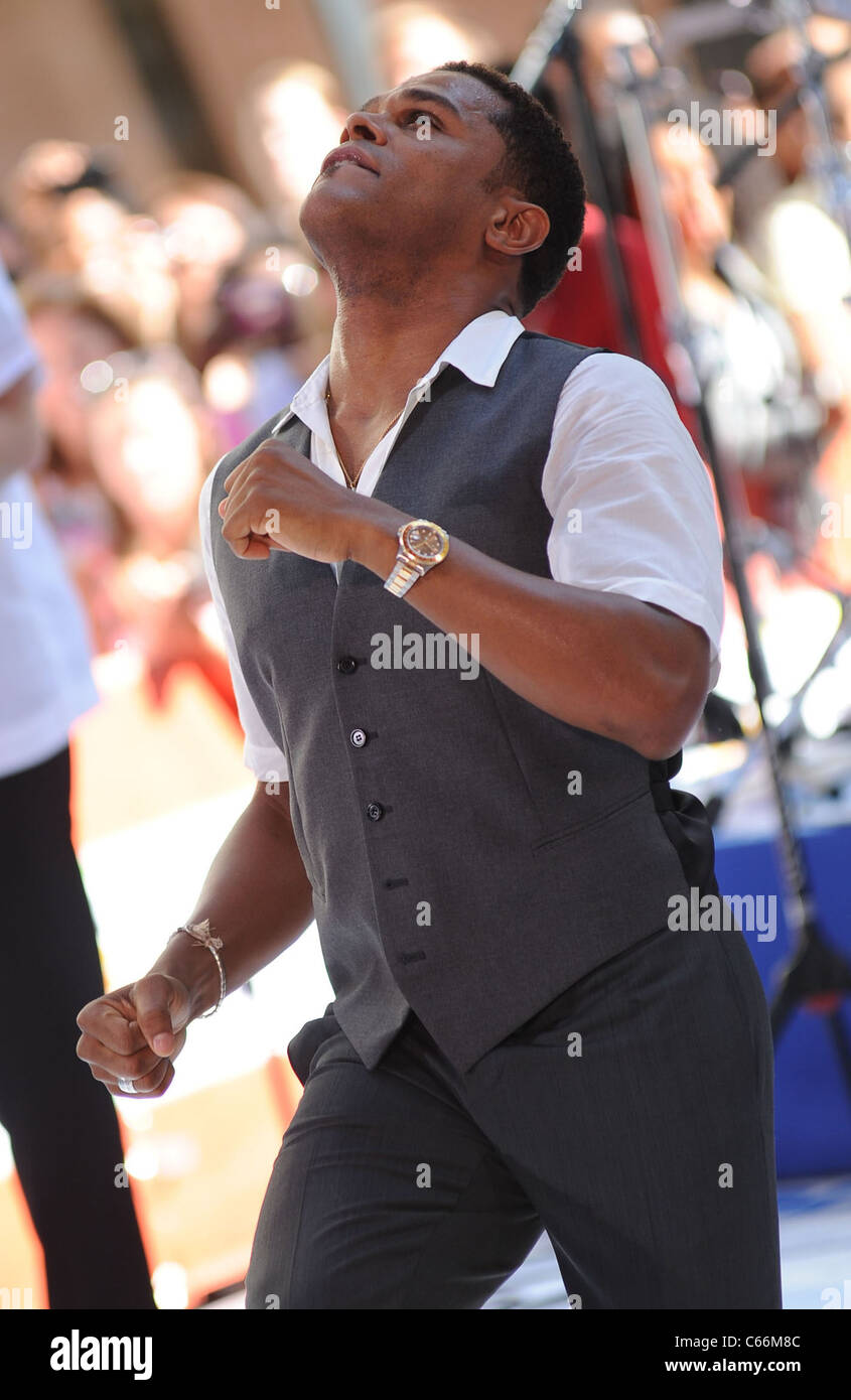 Maxwell on stage for NBC Today Show Concert with MAXWELL, Rockefeller ...