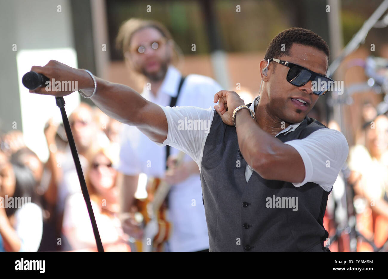 Maxwell on stage for NBC Today Show Concert with MAXWELL, Rockefeller ...