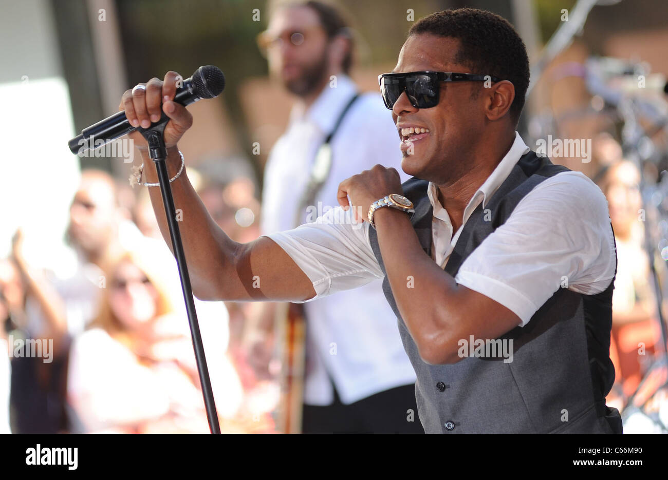 Maxwell on stage for NBC Today Show Concert with MAXWELL, Rockefeller ...