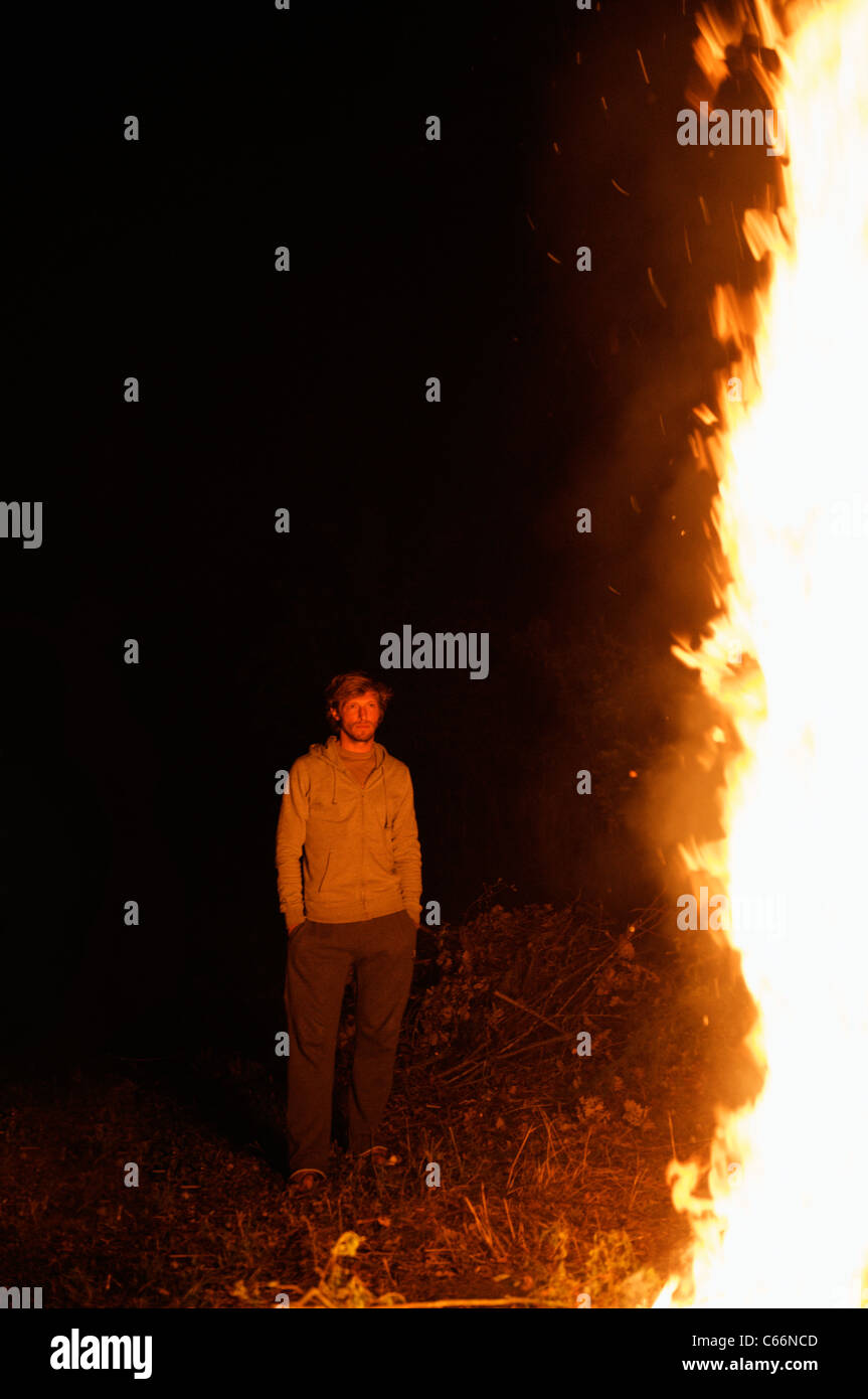 Men campfire night hi-res stock photography and images - Alamy