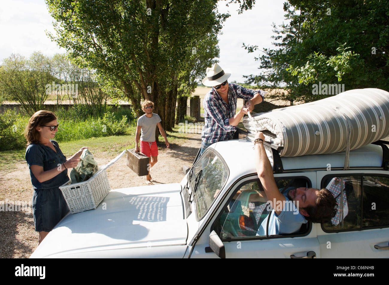 Car friends packing hi-res stock photography and images - Alamy