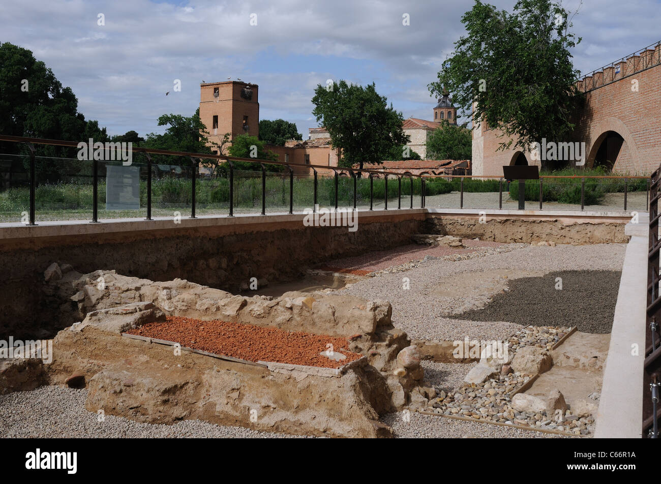 Archaeological site - Wall of ALCALA DE HENARES ( 13 th ). Community of ...